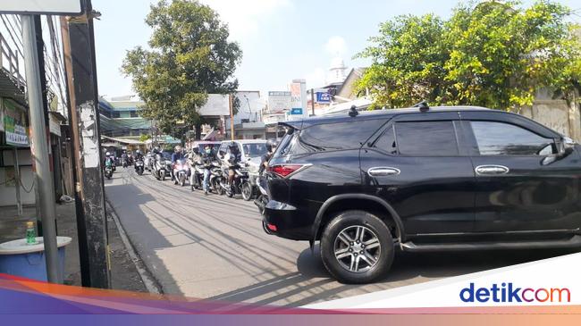 Putar Balik Mobil di Brigif Jl Moh Kahfi I Jaksel Bikin Macet!