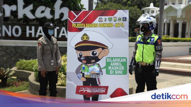 Cegah COVID-19, Polisi Sediakan 'ATM Masker' di Bandara Soekarno-Hatta