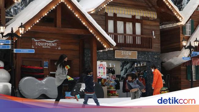 Main Salju Lebih Lama di Trans Snow World Bekasi, Mau?