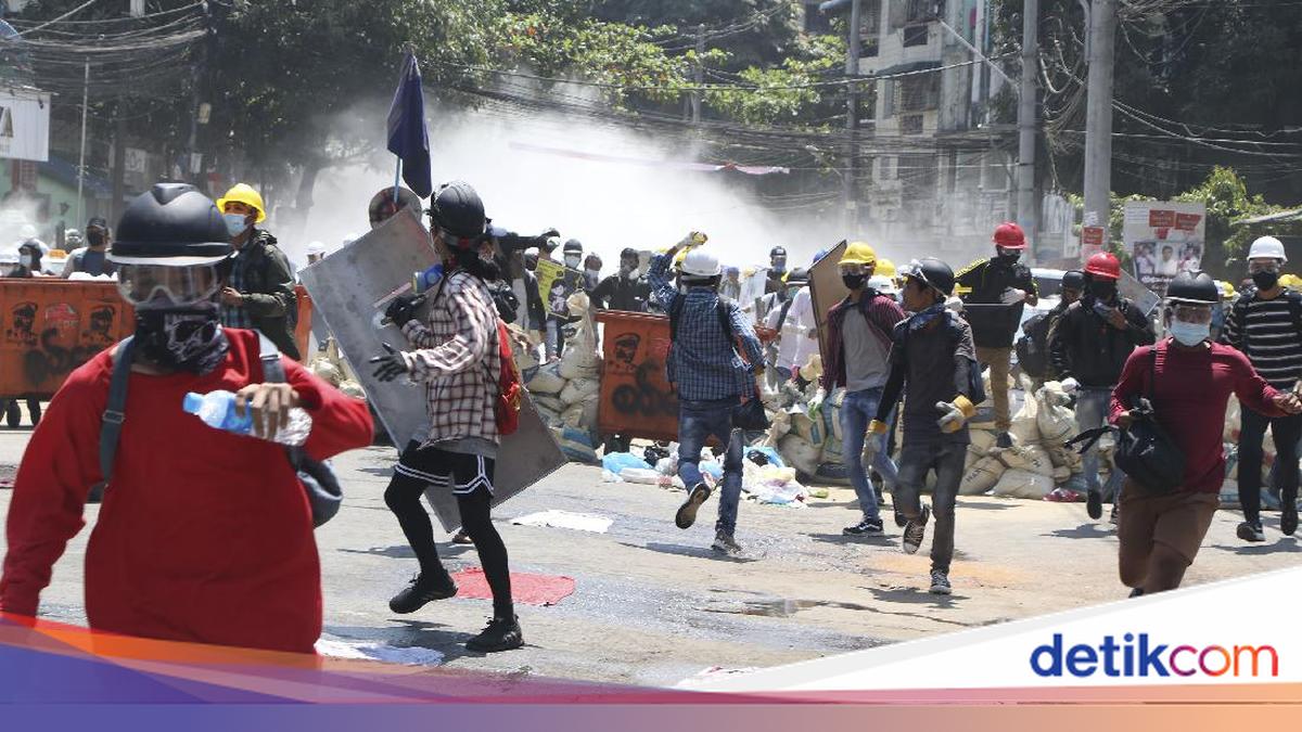 Militer Myanmar Suruh Polisi Tembak Mati Demonstran, Tato Suu Kyi Laris