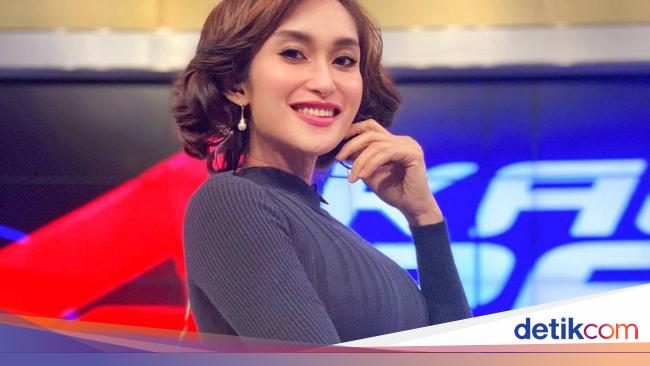 Karra Syam Si Presenter Olahraga Seksi yang Jago Main Bola