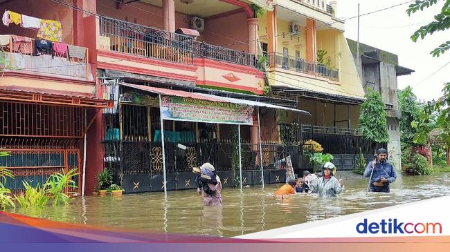 Banjir Rendam Perumnas Antang Makassar, 283 Warga Mengungsi ke Masjid