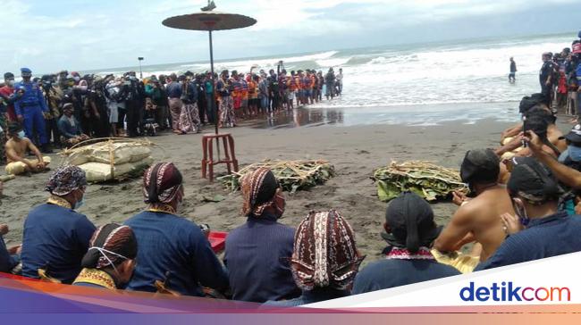 Foto: Ritual Labuhan, Doa Bersama di Pantai Parangkusumo