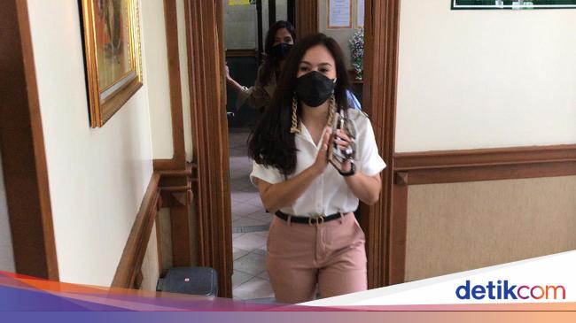Sidang Cerai Wulan Guritno Menunggu Kehadiran Adilla Dimitri di Pengadilan Sidang Cerai Wulan Guritno Menunggu Kehadiran Adilla Dimitri di Pengadilan