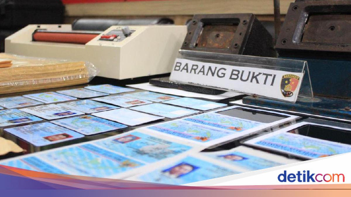 WNA Ukraina Pemilik KTP Bali Diserahkan dari Polda Bali ke Kejari