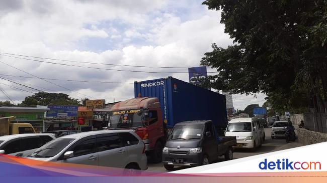 Truk-truk Besar Terus Lewati Jl Raya Legok Tangerang, Lalin Macet