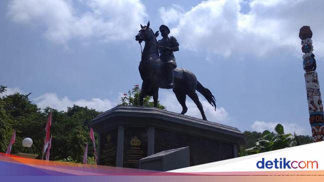Kapolri Resmikan Patung Bapak Brimob M Jasin di Akpol Semarang