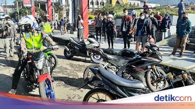 Puluhan Motor Berknalpot Bising Terjaring Razia di Kawasan Lembang Puluhan Motor Berknalpot Bising Terjaring Razia di Kawasan Lembang