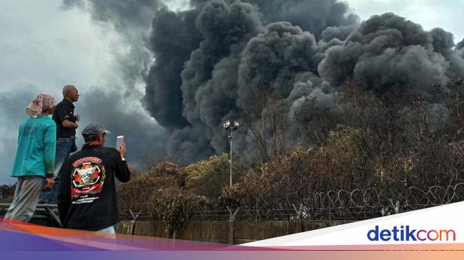 Melihat Lebih Dekat Kebakaran Kilang Pertamina Balongan