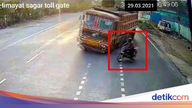 Karena Ulah Pemotor Selonong Boy, Dua Truk Ini Tabrakan Adu Banteng