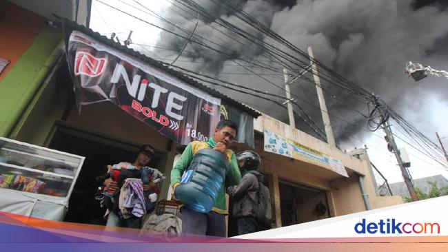 Kebakaran Pabrik Plastik di Surabaya Padam Setelah 4 Jam Api Berkobar