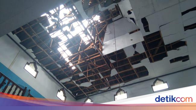 Masjid Nurul Jannah Jagakarsa Tersambar Petir, Kubah Penyok-Atap Bolong Masjid Nurul Jannah Jagakarsa Tersambar Petir, Kubah Penyok-Atap Bolong