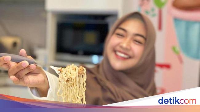 Mantul! Ria Ricis Paling Doyan Makan Ayam Goreng dan Mie Instan