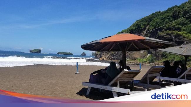 Foto: Pantai di Jember yang Tak Kalah dari Bali
