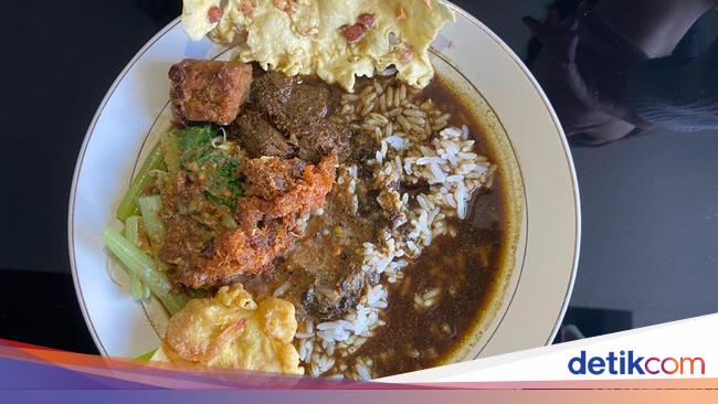 Uenak Poll! Sarapan Pecel Rawon Khas Banyuwangi yang Unik