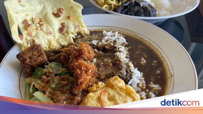 Sarapan Pecel Rawon Khas Banyuwangi yang Uenak Poll!