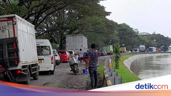 Jalan Pejagan-Prupuk Brebes Rusak Parah Bikin Macet Tiap Hari