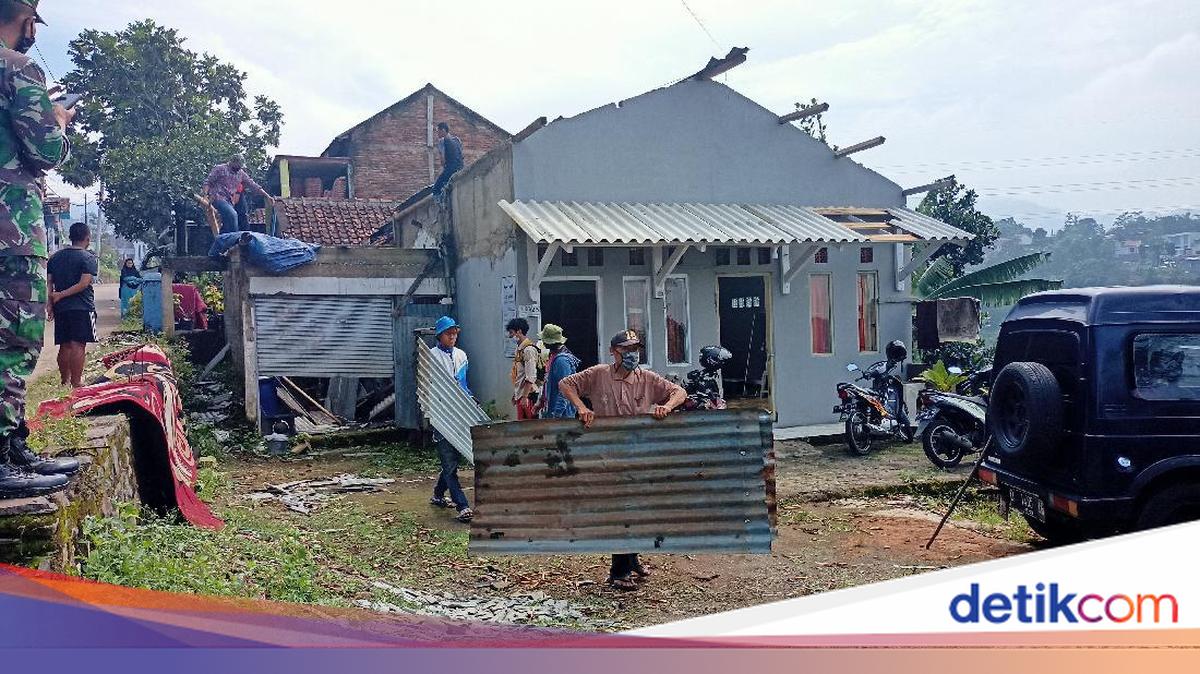 Warga Bandung Bersihkan Puing Rumah Usai Diterjang Hujan-Angin Kencang