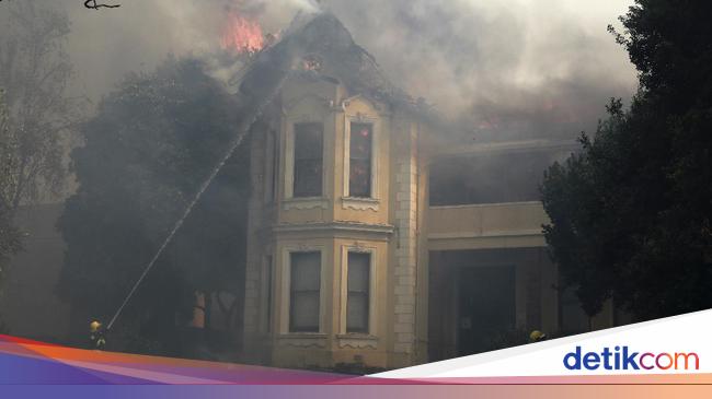 Kebakaran Hutan Hanguskan Bangunan Bersejarah di Afsel