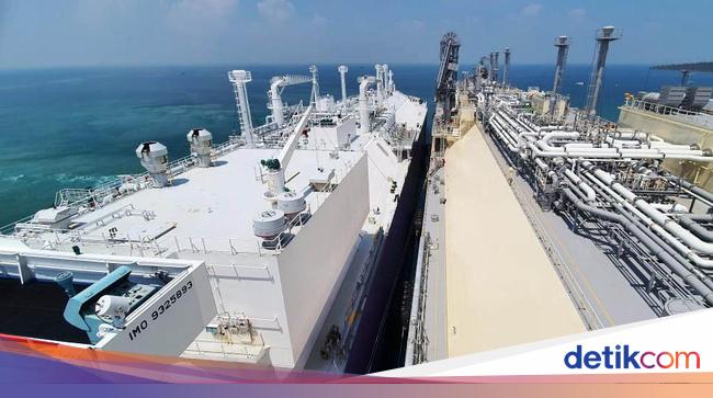 Kapal FSRU Jawa Satu Terima Kargo LNG dari Kapal LNGC Tangguh Towuti