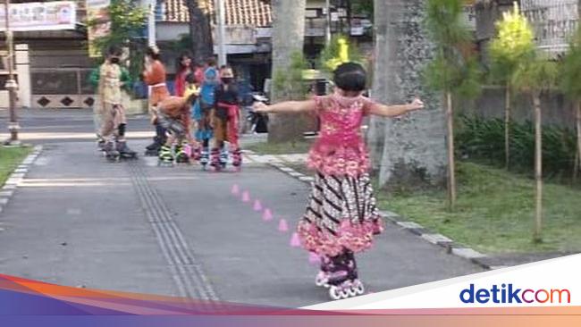 Komunitas Sepatu Roda Anak-anak Ini Berkebaya Peringati Hari Kartini Komunitas Sepatu Roda Anak-anak Ini Berkebaya Peringati Hari Kartini