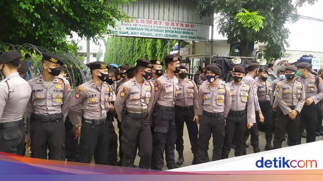 Sidang Lanjutan Kasus Tes Swab HRS, Polisi Buat Barikade di Depan PN Jaktim