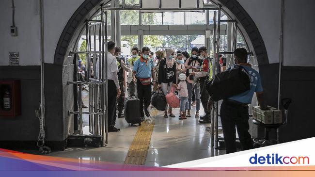Lonjakan Penumpang di Stasiun Pasar Senen Lonjakan Penumpang di Stasiun Pasar Senen
