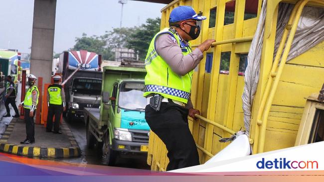 Pemudik Tepergok Ngumpet di Sela Truk Pengangkut Motor Baru Pemudik Tepergok Ngumpet di Sela Truk Pengangkut Motor Baru