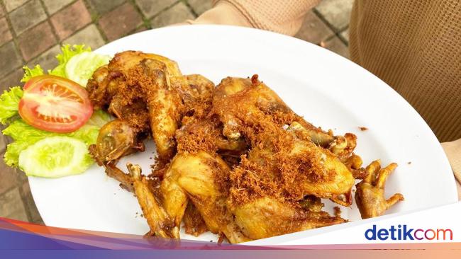 Lesehan Makan Ayam Goreng Kampung Bareng Genjer Oncom
