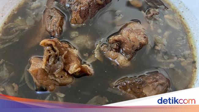 Rawon Setan: Uenak Poll! Rawon Daging Rawis Legendaris Surabaya Sejak 1952
