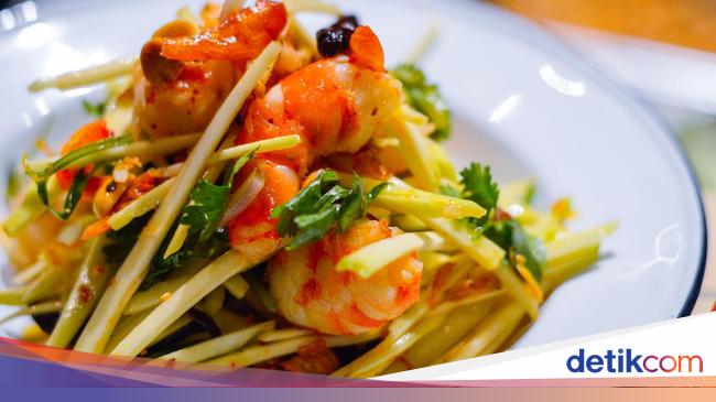 Resep Selada Udang dan Mangga Muda yang Asam Segar