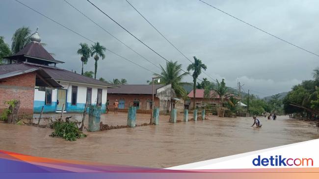 Banjir Bandang Di Sumbar Ratusan Rumah Terendam Jembatan Putus