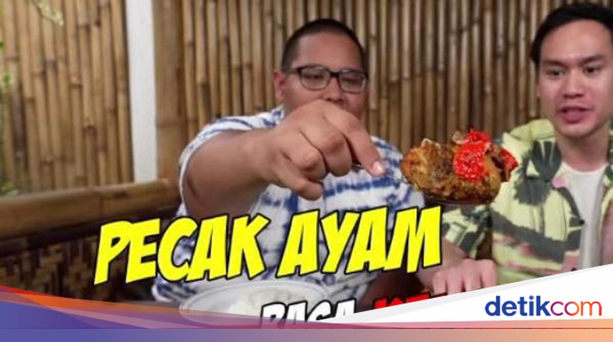 Bikin Laper! Aksi Gilang Samiadji Makan Pecak Ayam Khas Betawi