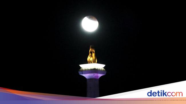 Cakrawala Gerhana Bulan Pada Simbol Ikonik Jakarta