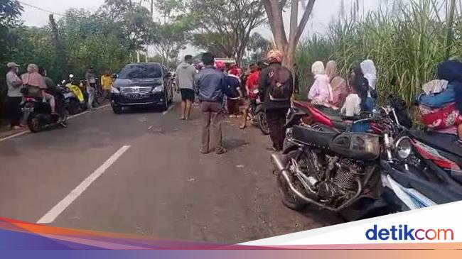 Pikap Muat Rombongan Arisan Keluarga Kecelakaan di Malang, 7 Orang Tewas Pikap Muat Rombongan Arisan Keluarga Kecelakaan di Malang, 7 Orang Tewas