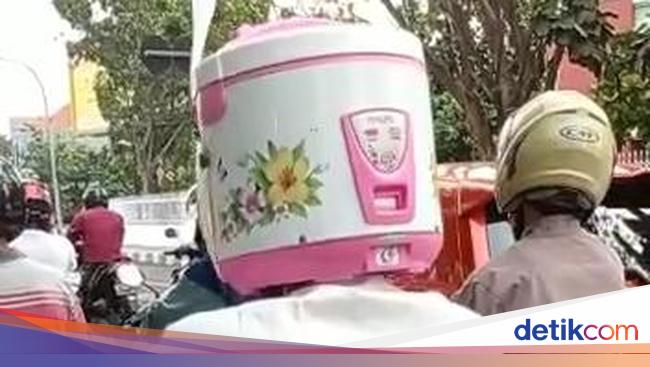 Bikin Ngakak! Pemotor di Kota Pasuruan Ini Pakai Helm Rice Cooker