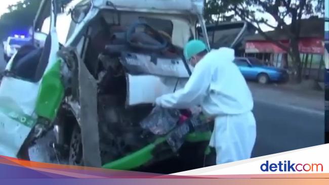 Sopir Truk Tangki Tewas Terjepit Usai Tabrak Tronton di Jalur Poros Lamongan