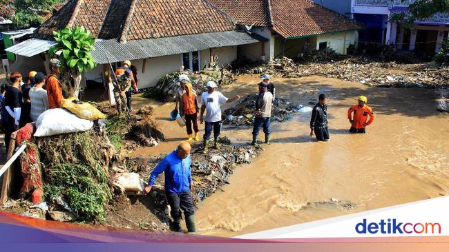Ratusan Rumah Terdampak Tanggul Jebol di Bandung