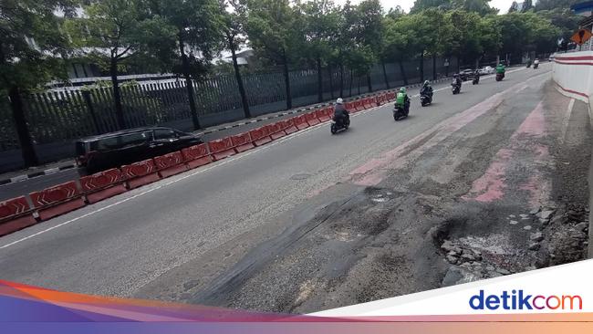 Ada Lubang di Busway Halte Kuningan Timur, Penumpang TransJ Tak Nyaman