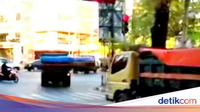 Iring-iringan Truk Terobos Lampu Merah di Makassar