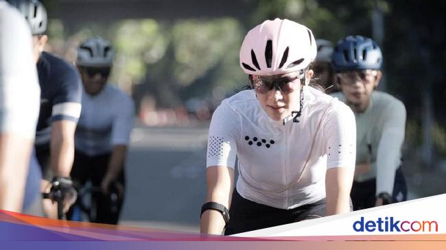 7 Harga Jersey Sepeda Pilihan Artis Indonesia yang Hobi Road Bike