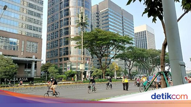Masih Banyak Pesepeda Keluar Jalur Sepeda Sudirman-Thamrin Pagi Ini