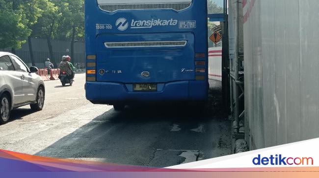 Jalan Depan Halte TransJ Kuningan Timur Ditambal, Penumpang Nyaman