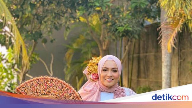 10 Gaya Keren Astrid Kuya Saat Asyik Kulineran