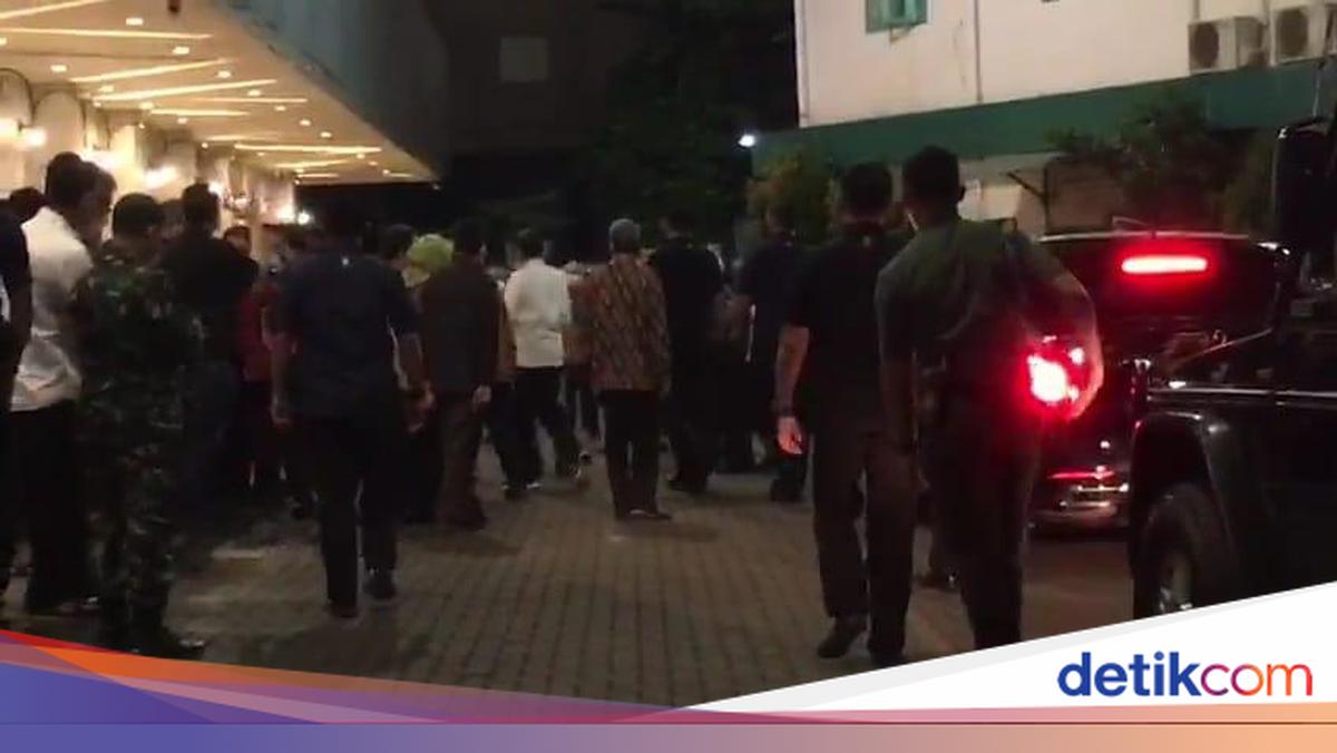 Istri Yasonna Laoly Meninggal, Jokowi Melayat ke Rumah Duka RSPAD