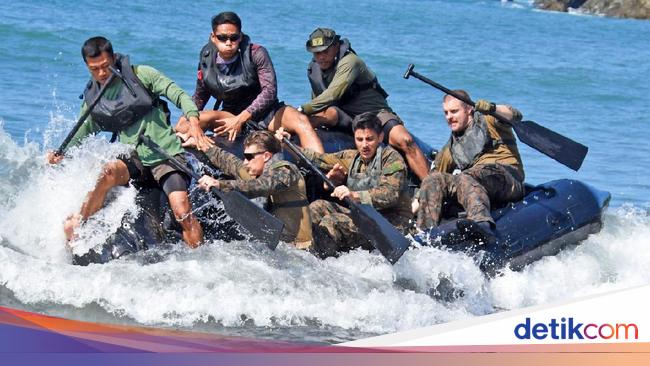 Marinir Indonesia-AS Latihan Dayung Tembus Gelombang dan Renang Rintis