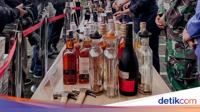 Bea Cukai Denpasar Musnahkan Ratusan Botol Miras-Liquid Vape Ilegal