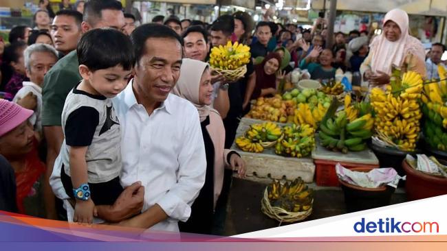 Hari Ulang Tahun Jokowi, Intip Momen Blusukannya Belanja Buah di Pasar