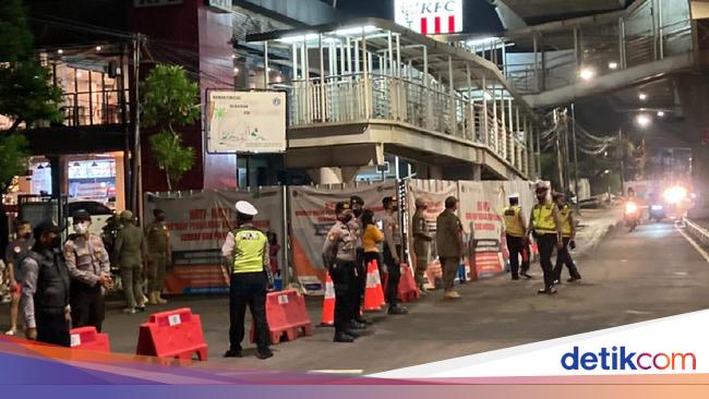 Pembatasan Mobilitas Berlaku, Jl Gunawarman Jaksel dari Depan KFC Ditutup