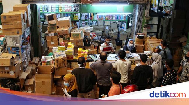Jelang PPKM Darurat, Penjualan Vitamin di Pasar Pramuka Laris Manis